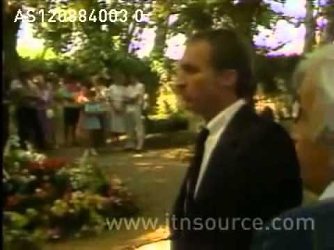 Elizabeth Taylor visits Richard Burton's gravesite 1984 - YouTube