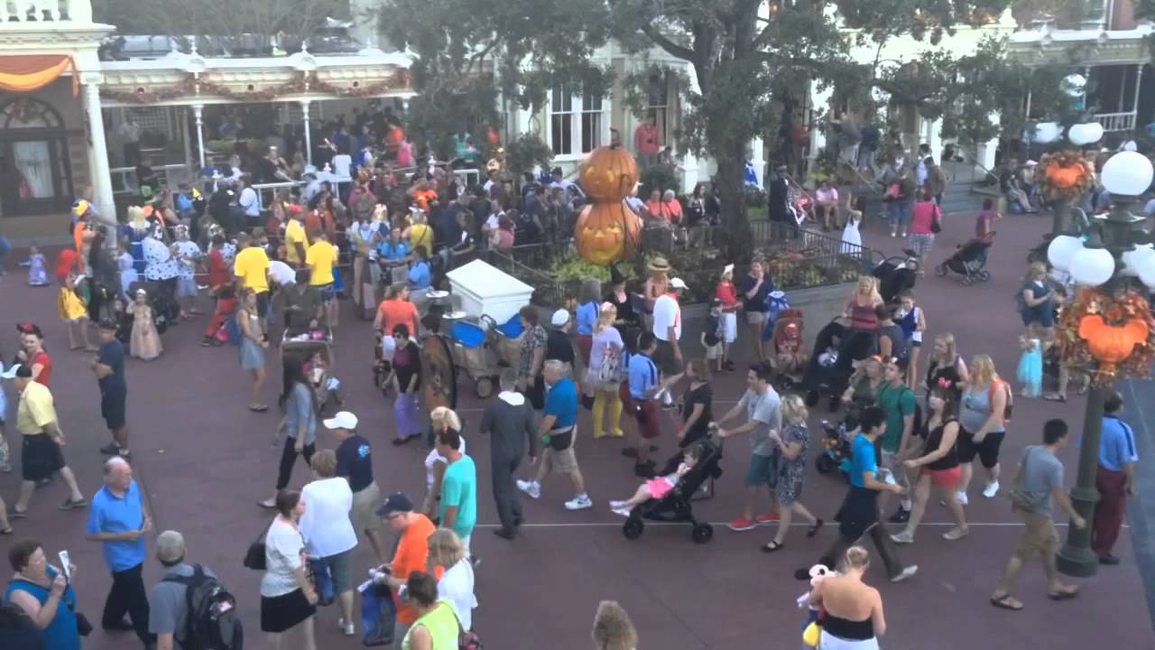 Hyperlapse of people leaving Walt Disney World Magic Kingdom - YouTube