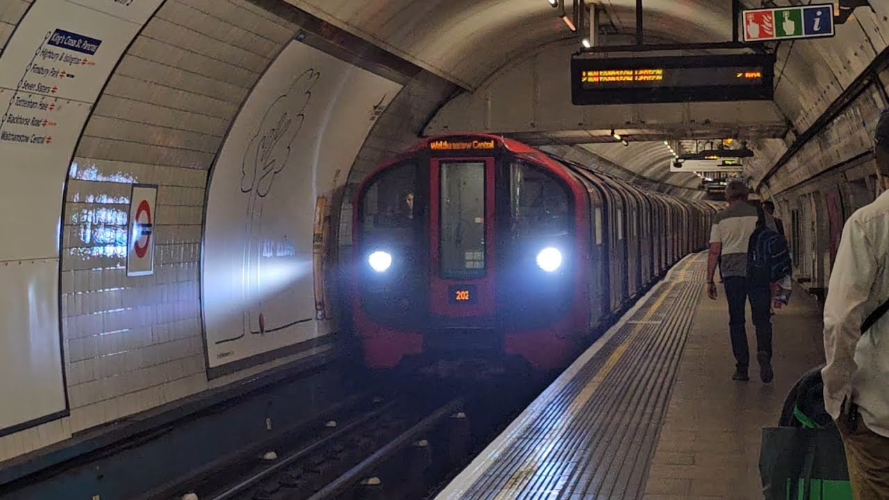 Trains at King's Cross, St Pancras | London Underground | The Victoria ...
