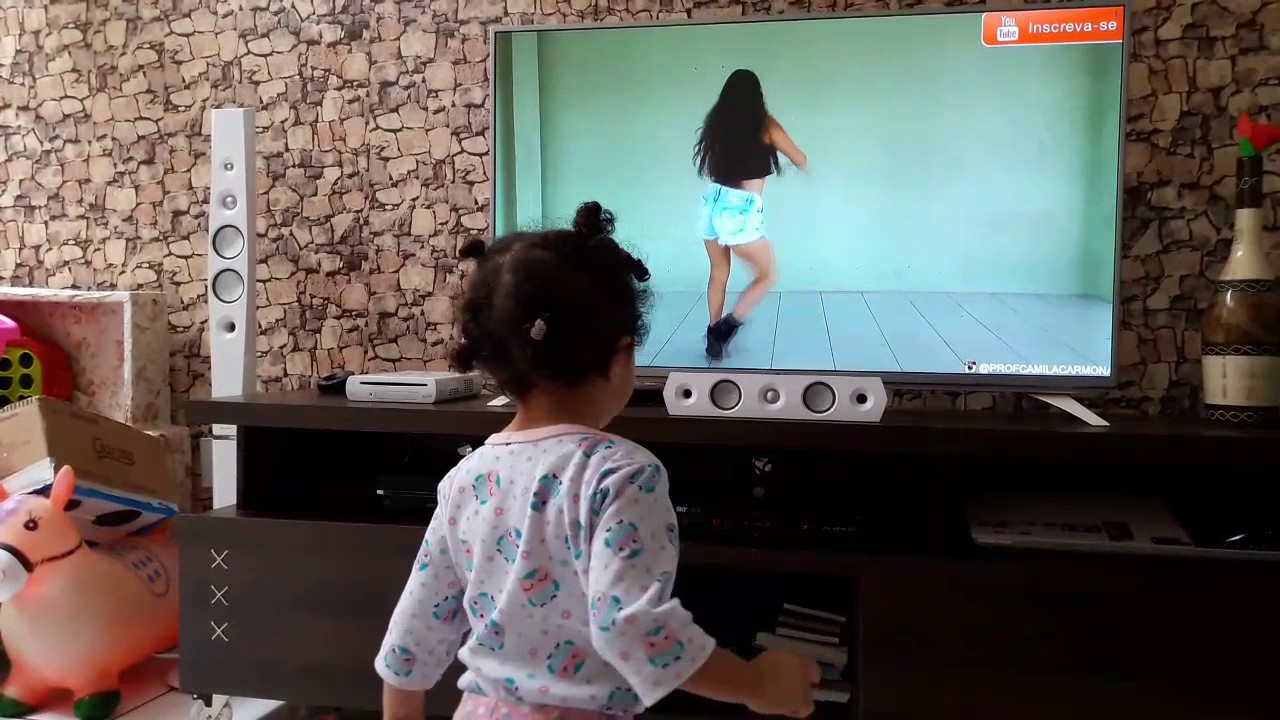 Bebe dançando funk - YouTube