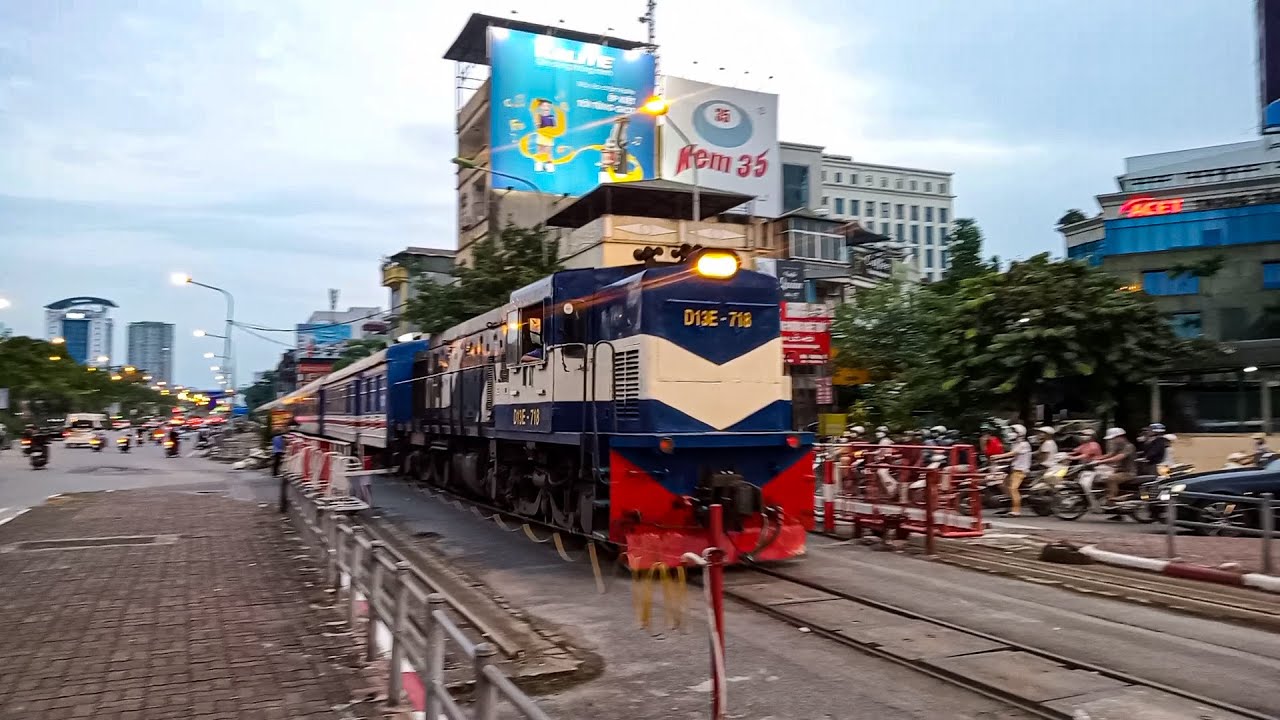 D13E-718 Kéo Tàu Khách Tăng Cường TH2 Dài 15 Xe (Có 2 Toa CV-PĐ) Về Ga ...