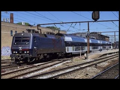 DSB EA 3007 med DD-vogne i Roskilde - YouTube