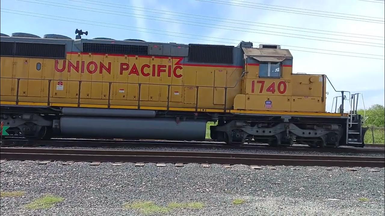 UP 1926 SD40N & UP 1740 SD40N - YouTube