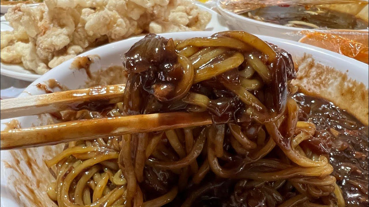 짜장면 자장면 곱빼기 막 비비기 - YouTube