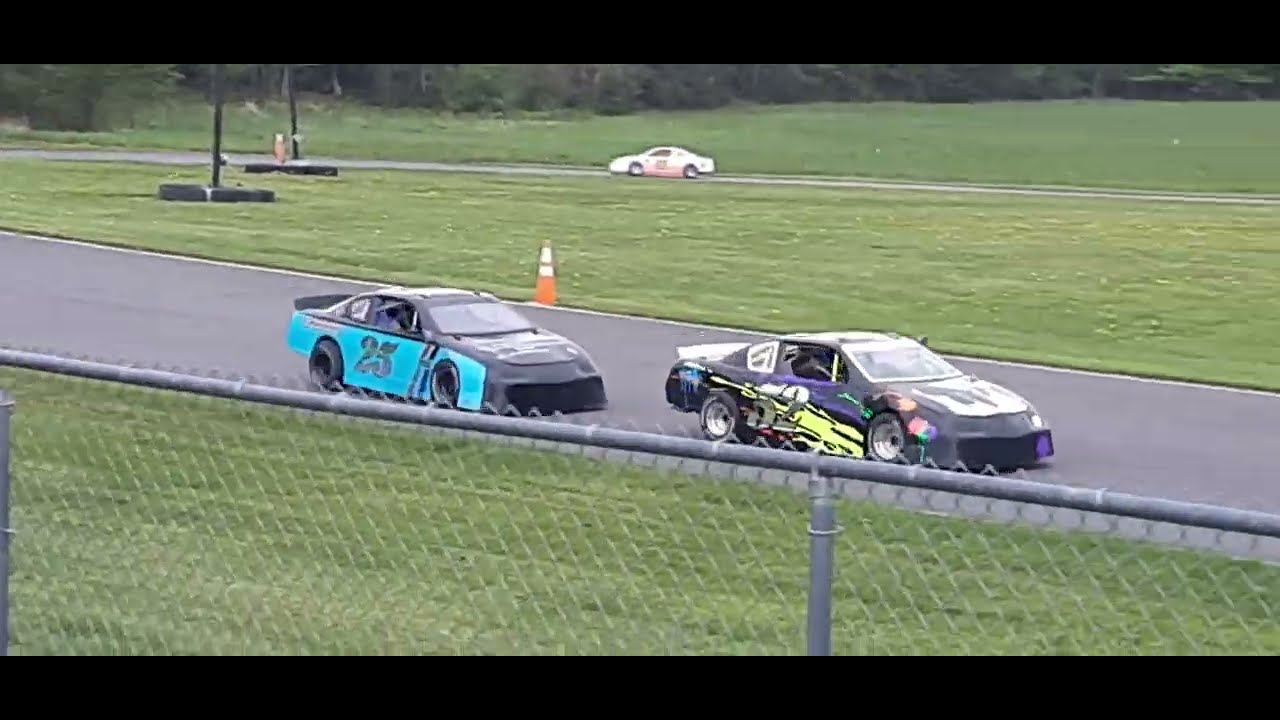 Mini Cup Feature Race at HazyQDega Raceway - YouTube