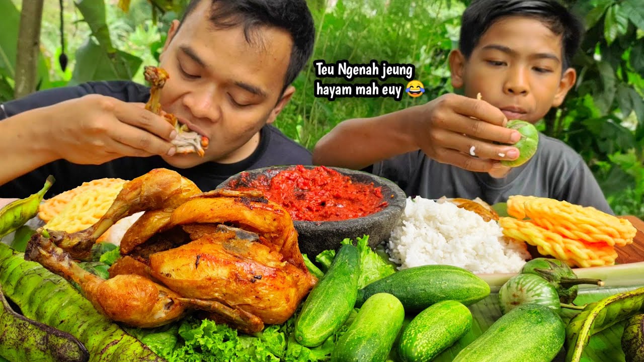 Mukbang ayam goreng utuh + lalapan mentah !! pete + terong + timun ...