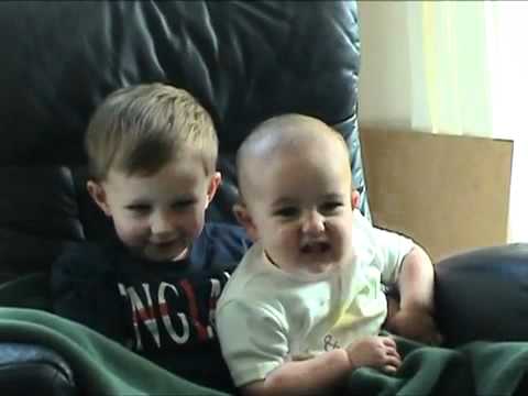 Charlie kardeşimin parmağı ısırıyor