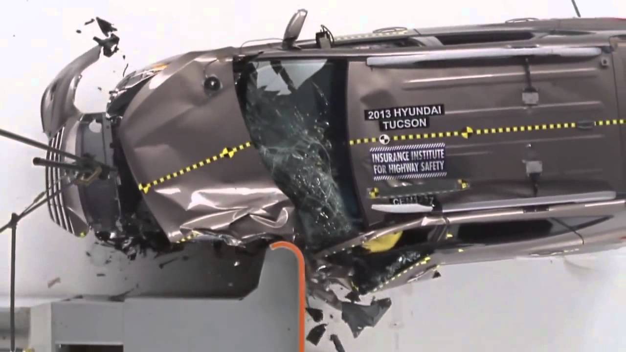 IIHS Test - 2013 현대 투싼 ix35 Small Overlap Test - YouTube