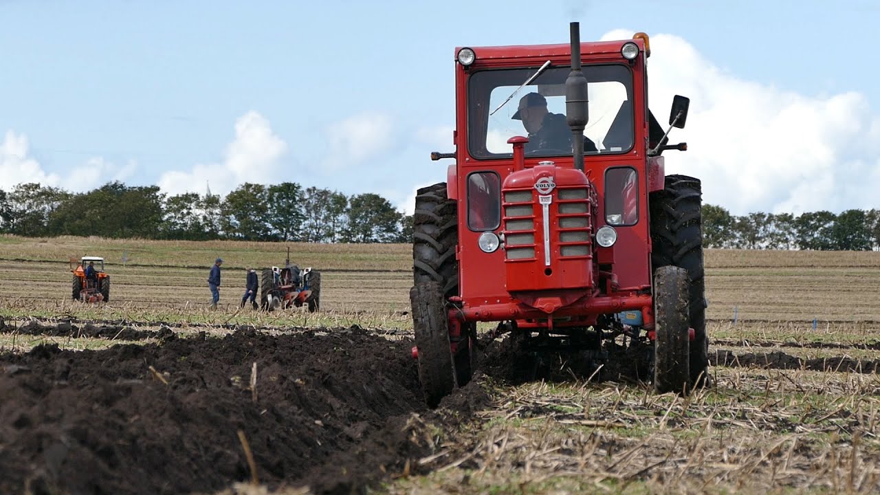 Volvo BM 350 Boxer in the field ploughing w/ 3-furrow Överum Plough ...