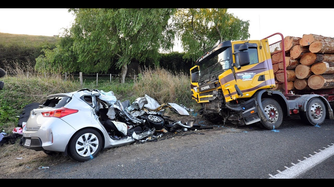 TRUCK CRASH COMPILATION | SEMI TRUCKS DRIVING FAILS PART 2 - YouTube