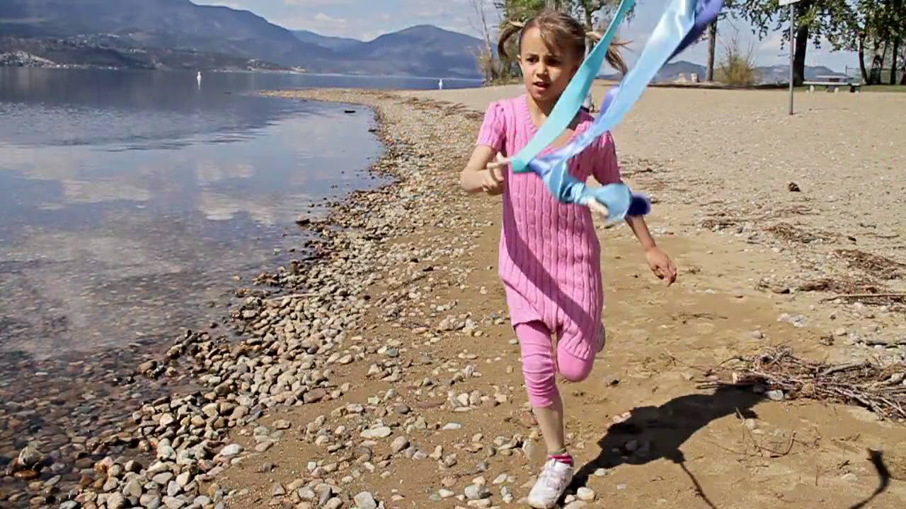 How To Make Wind Streamers with the Little Humbugs - YouTube