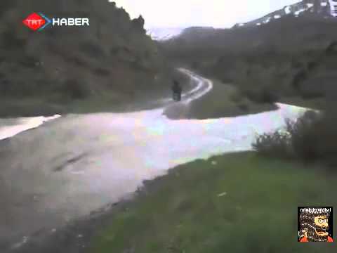 Sudan Geçti Diye Umarsızca Sevinen Adam   Video   Alkışlarla Yaşıyorum