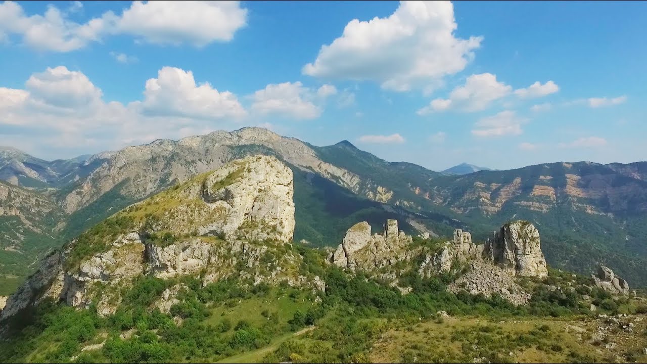 Vidéo aérienne de Saint-Geniez - UNESCO Géoparc de Haute-Provence - YouTube