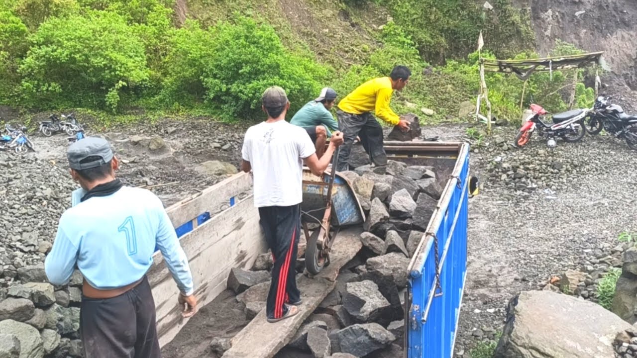 Maybe you are wondering how sand miners load stone. - YouTube