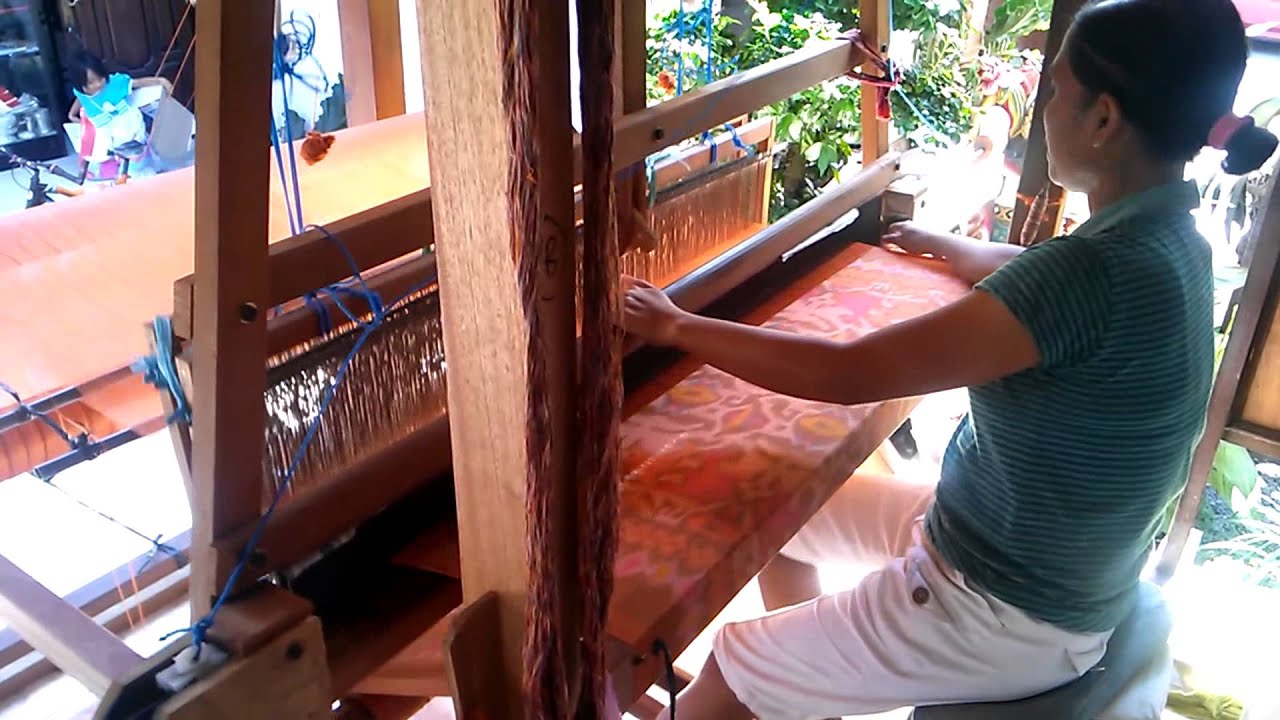 Ancient weaving machine to make textile - YouTube