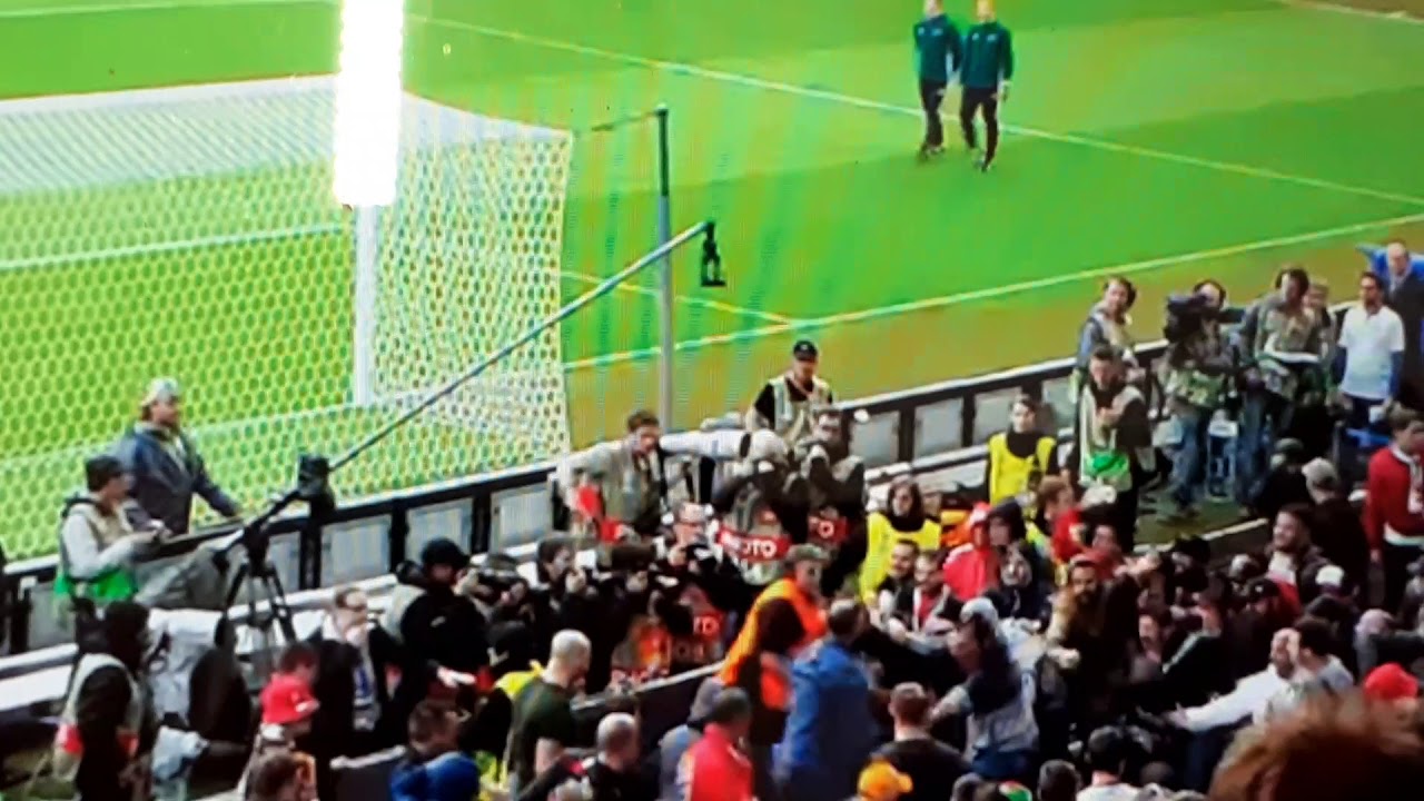 Hooligans Fight Sevilla liverpool - YouTube