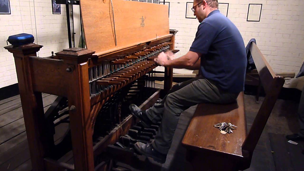 Carillon being played - YouTube