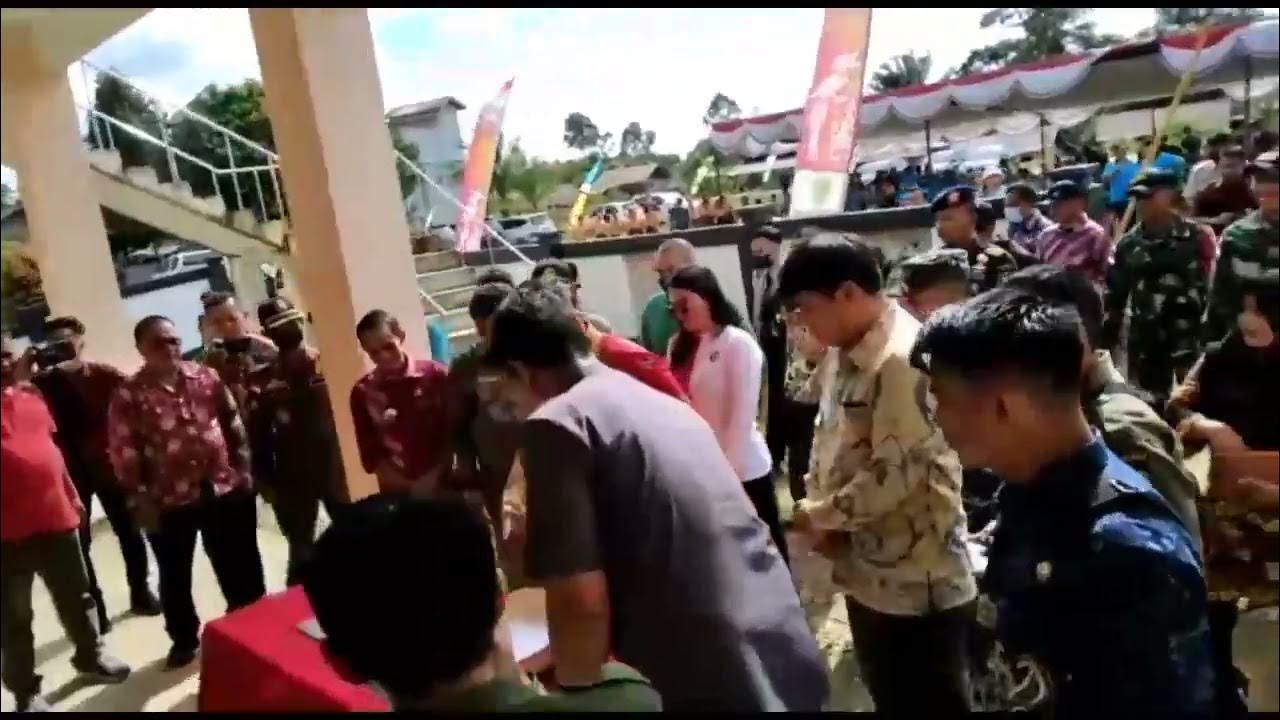 BUPATI BENGKAYANG SEBASTIANUS DARWIS, RESMIKAN GEDUNG SENTRA IKM 'TON SOWA' DESA SEKIDA JAGOI ...