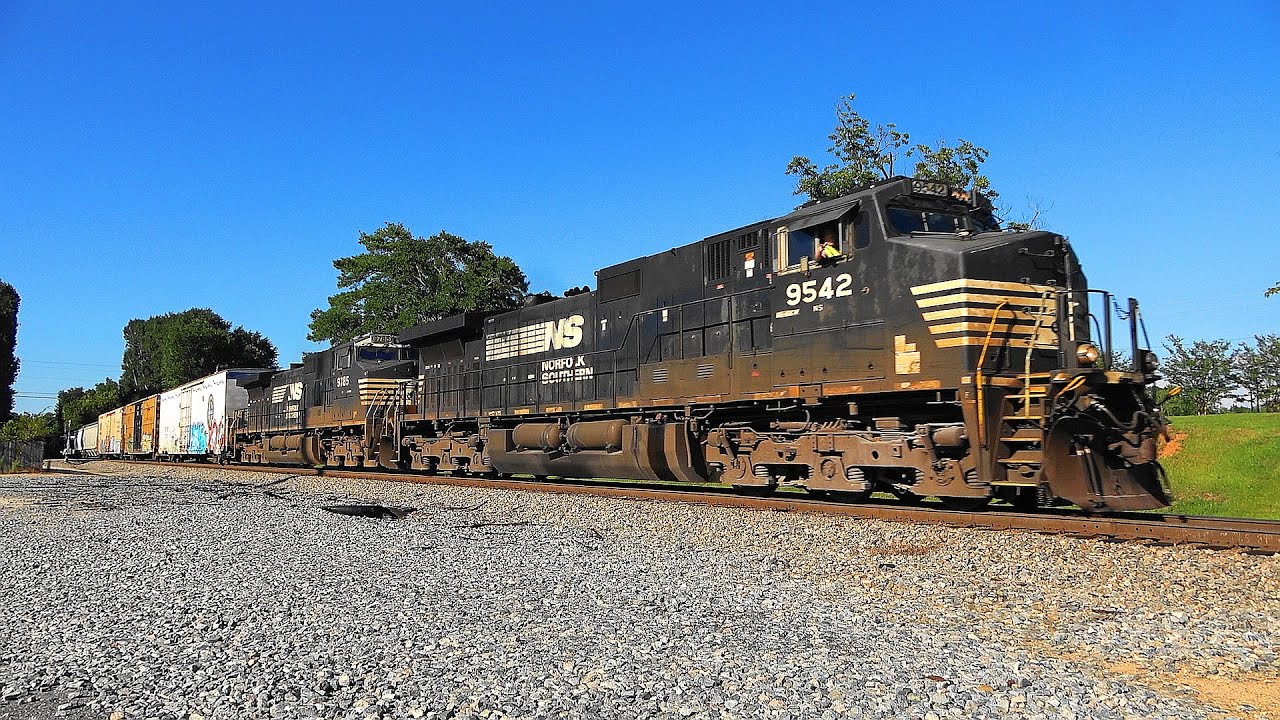 NS 346 takes the siding to pass NS 733 empty coal train - YouTube