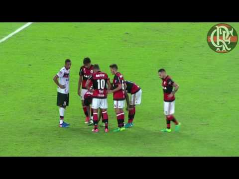 RAFAEL VAZ ARRANCA A BOLA DA MÃO DE PAQUETÁ PARA COBRAR FALTA
