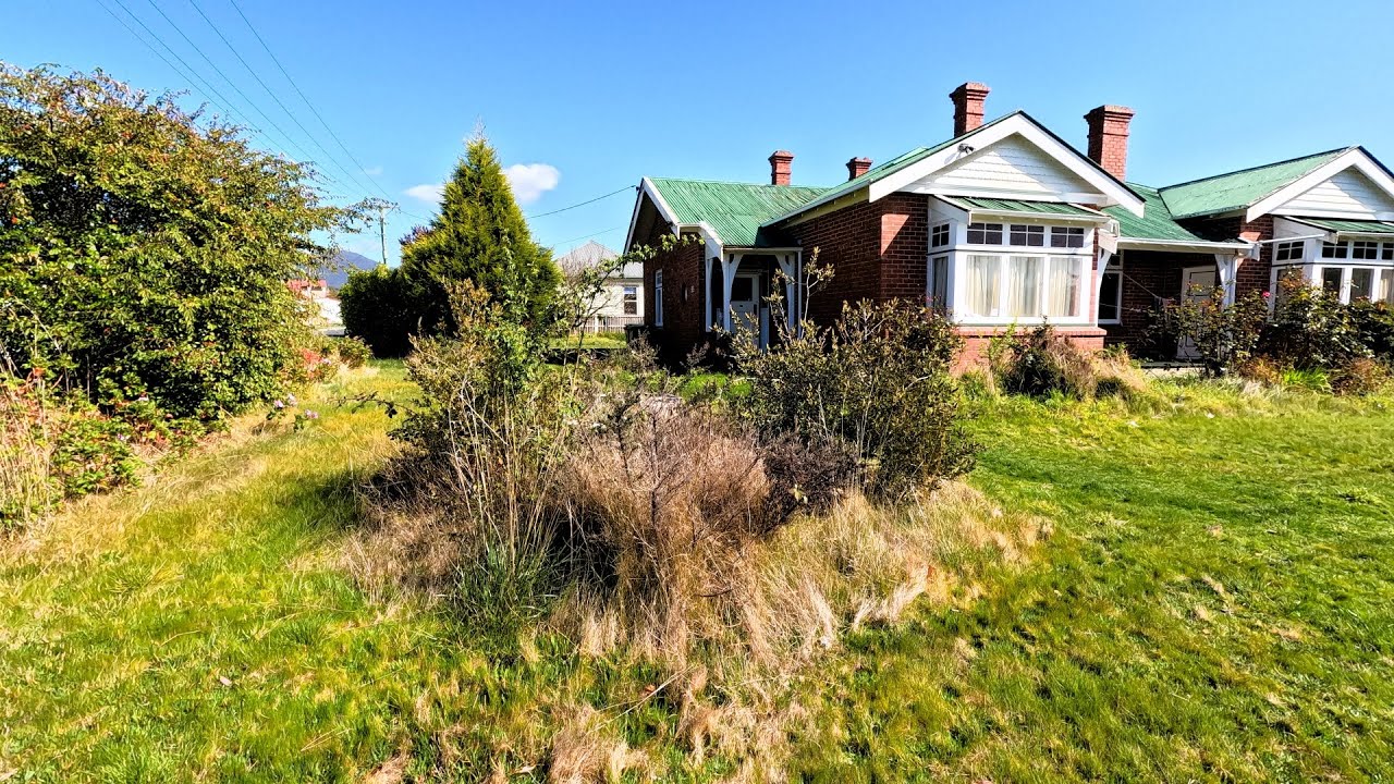 Beautiful old House has a Shockingly Overgrown Garden | Yard ...