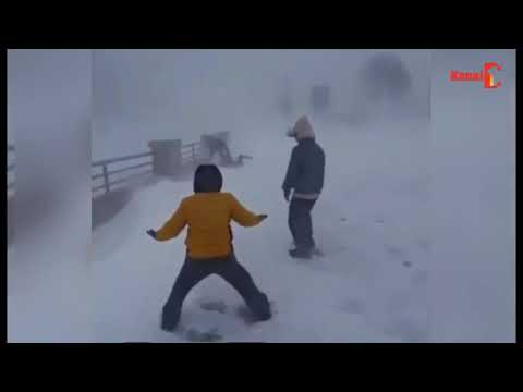 Bu gün Bakı Bulvarından dəhşətli görüntülər. Külək və qar adamı aparır