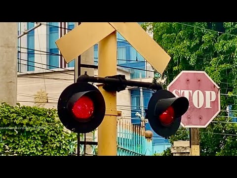 ADA KERETA UNIK DI PERLINTASAN KA RAJAWALI JAKARTA UTARA - YouTube