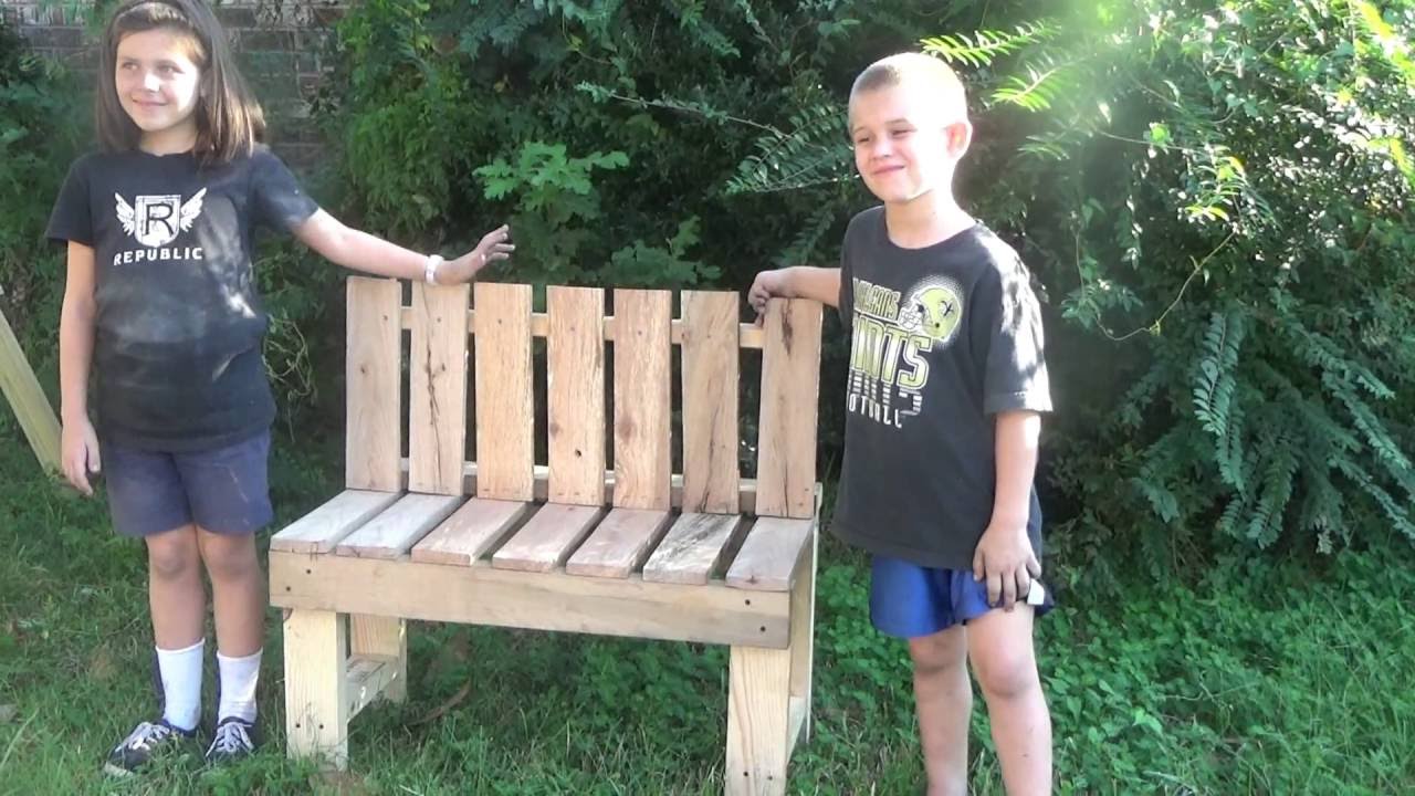 How we made a Kids pallet bench - YouTube