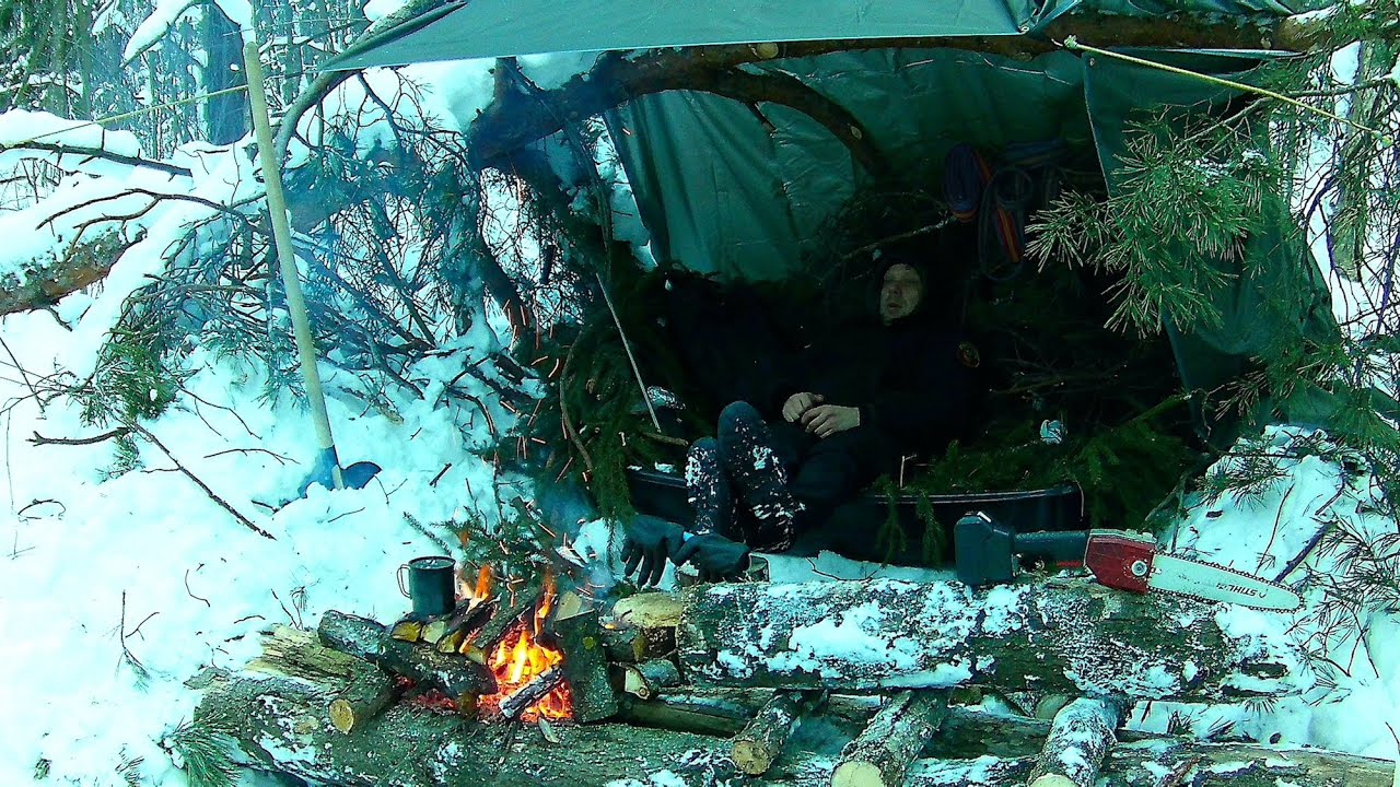 2 days wild winter bushcraft . Tarp, long log fire, no sleeping bag ...