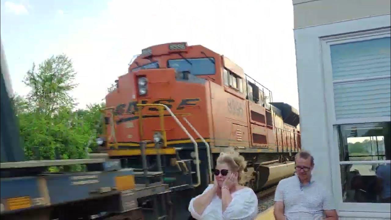 La Plata Rail Days 2023 -- FAST westbound Z train at about 7 pm - YouTube