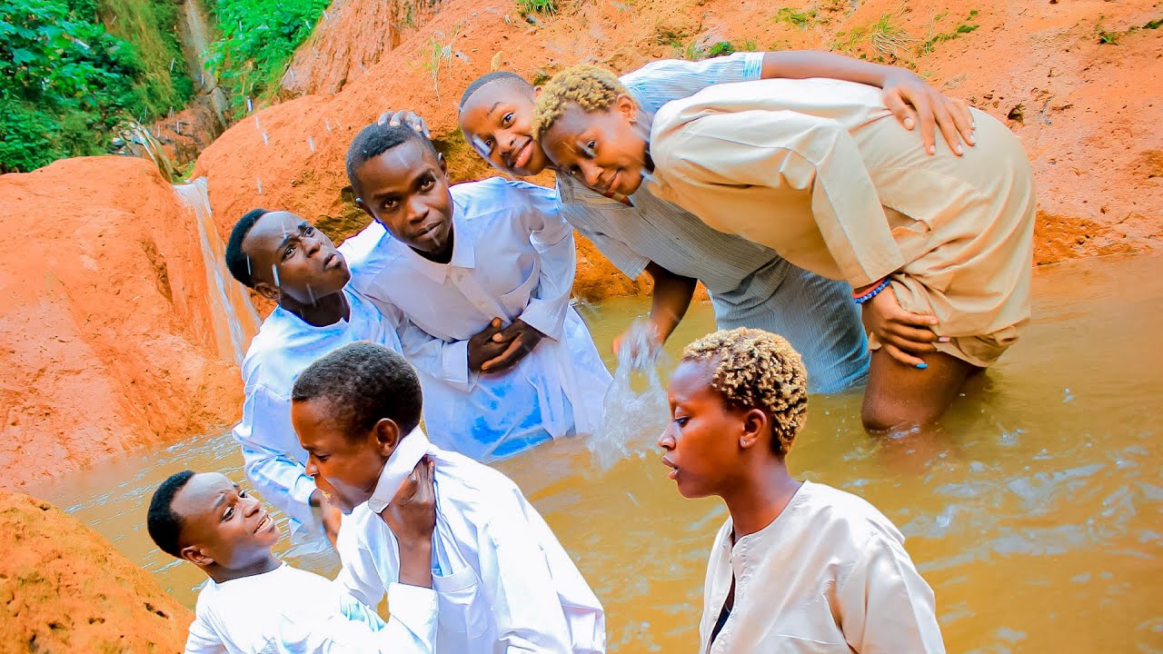 DANIZZO COMEDY:KUBATIZA UMUSINZI /inyogoye bamwibije mumazi Amira nyeri ...