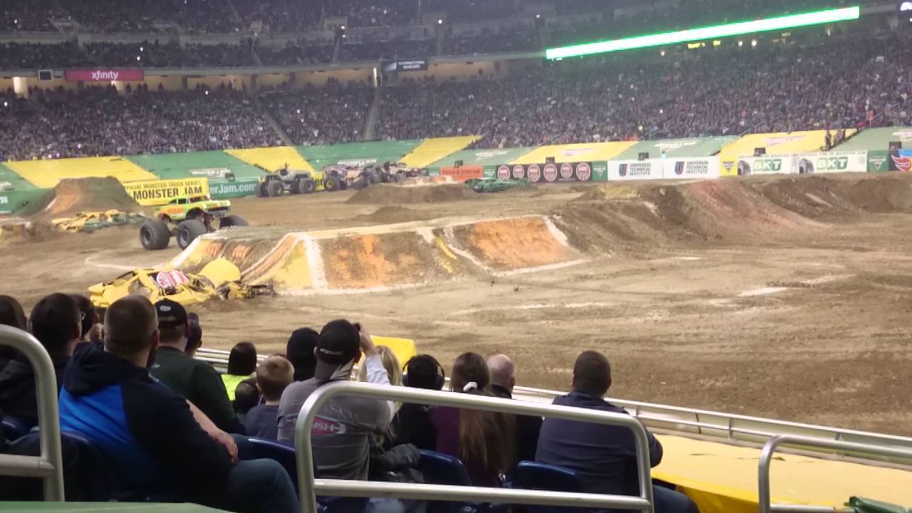 Monster Jam Detroit Feb 27, 2016 Avenger freestyle - YouTube