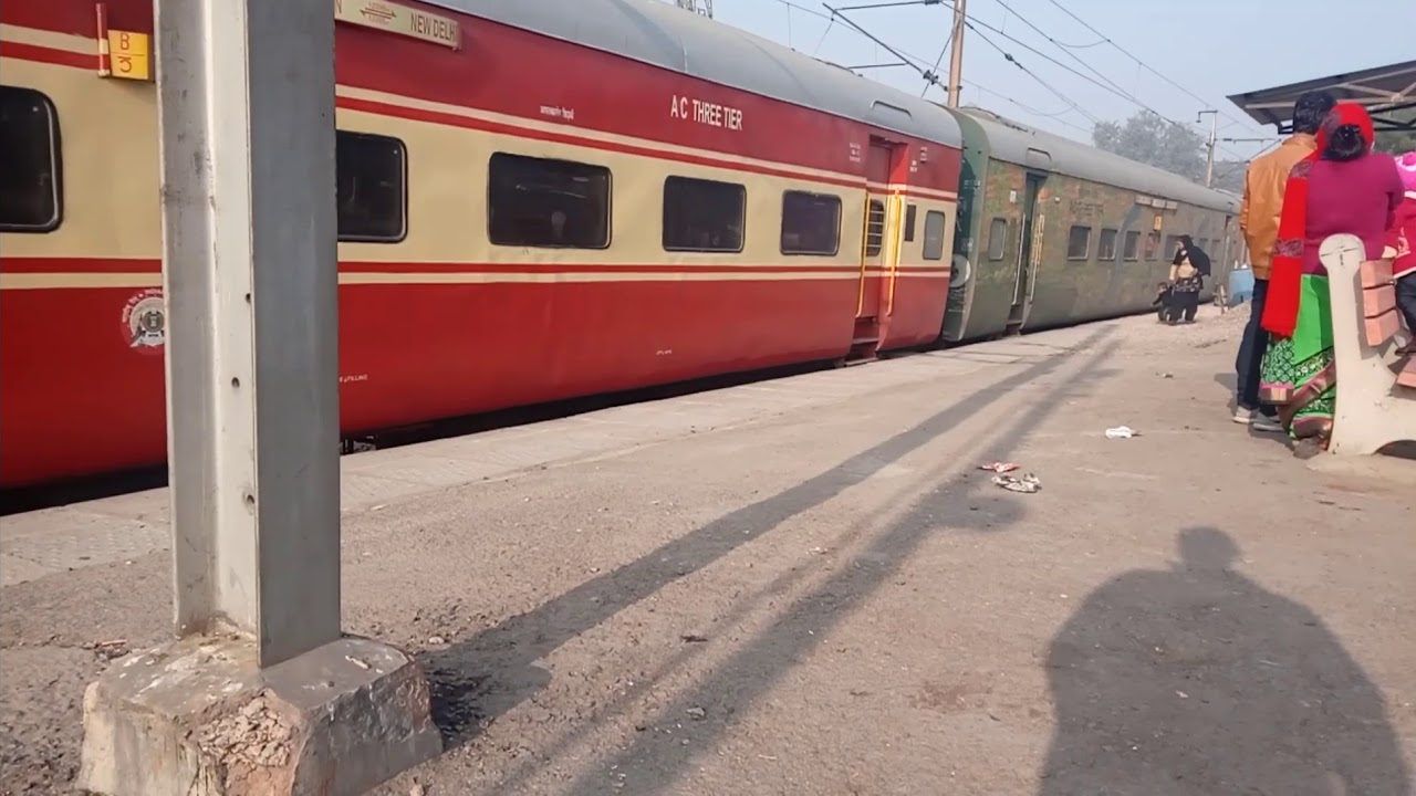 Indian Railway - Nanda Devi Express (12205) Going to Railway Ward - YouTube