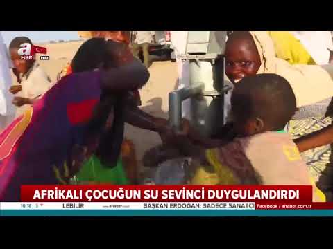 Suyu gören Afrikalı çocuğun sevinci