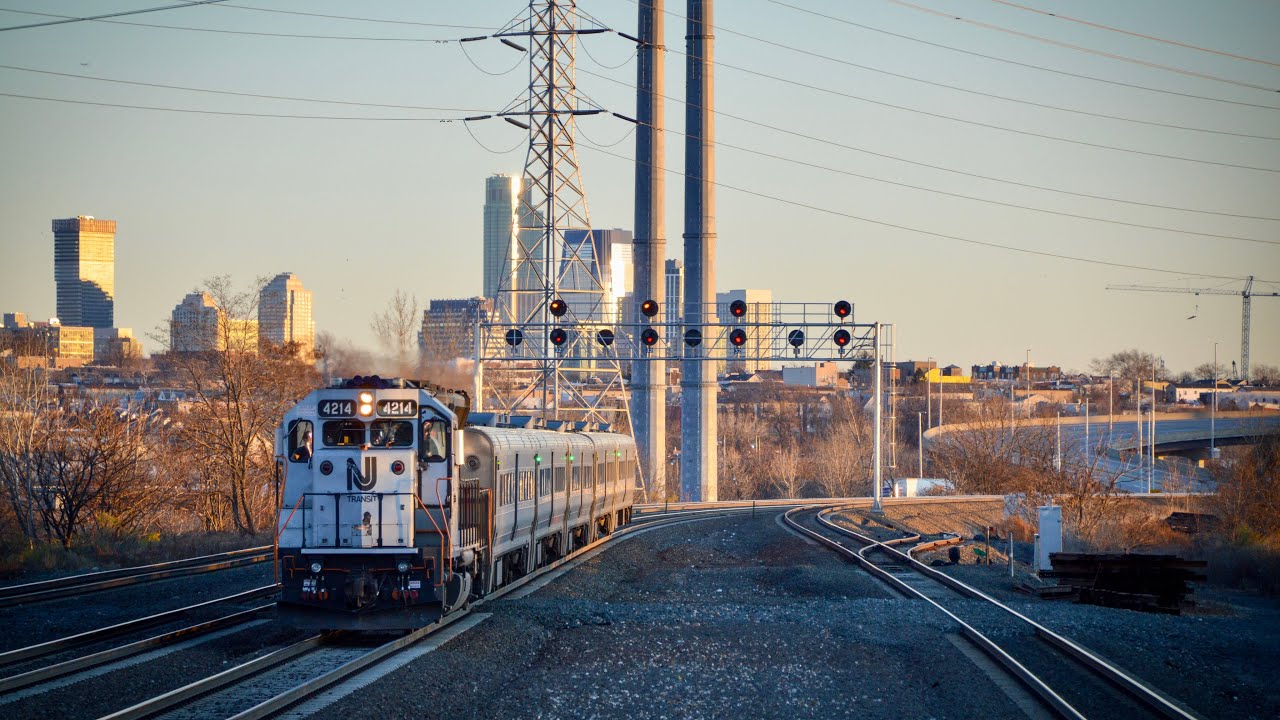 Lower and upper level action at Secaucus Junction! - YouTube