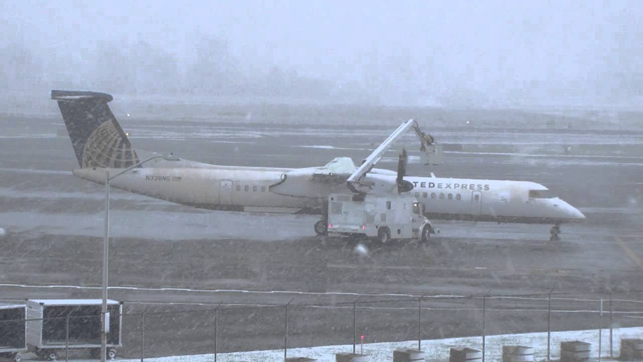United Dash-8 Q400 De-Ice - YouTube