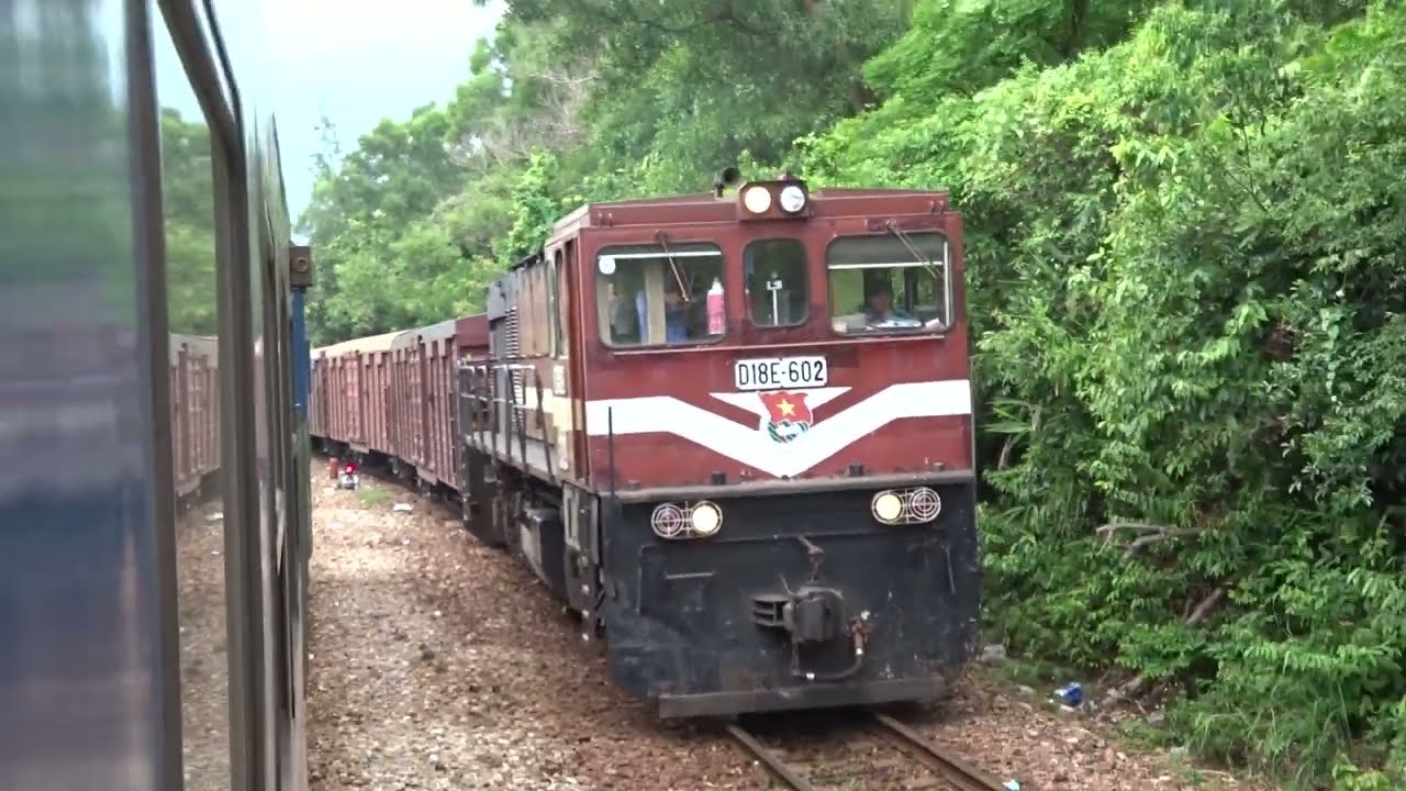 Ga Hải Vân Bắc|D18E-602 kéo tàu hàng HH84 cùng với máy đẩy D12E-624(21 ...