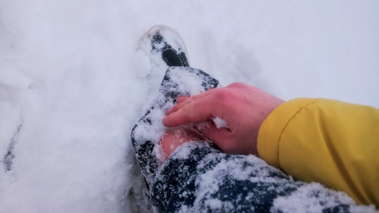 Sockless adventure in snow: 13: slipping in trashed Vans on snow - YouTube
