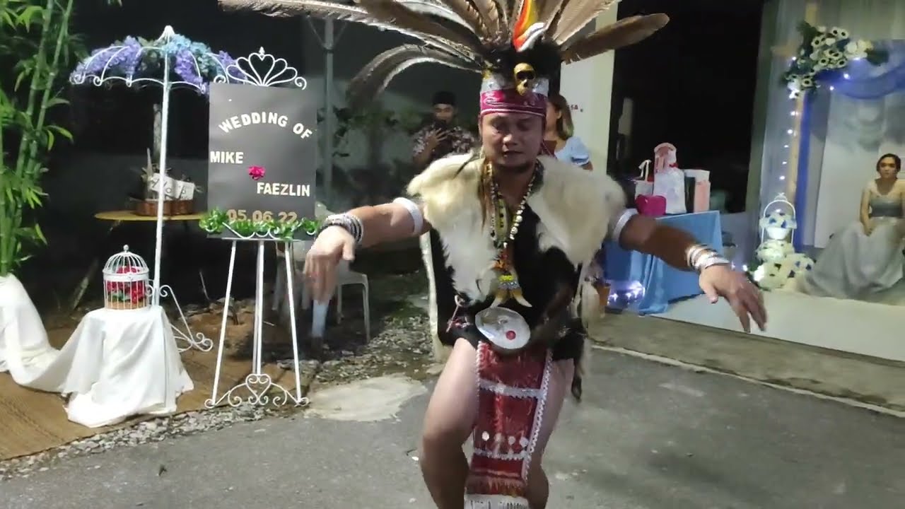 Persembahan Ngajat Iban - Lelaki - YouTube