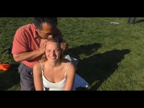 Luo Dong official - Golden Chinese massage for a woman in a New York park
