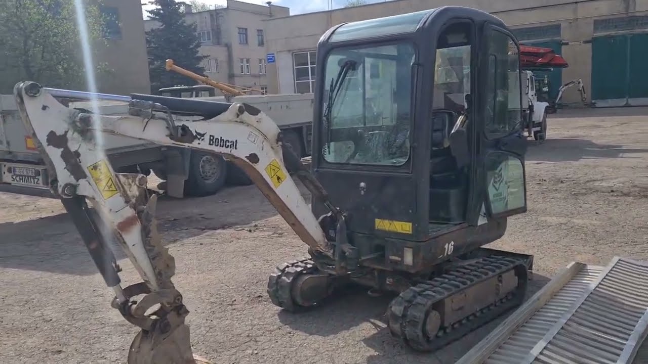 Bobcat E16 - YouTube