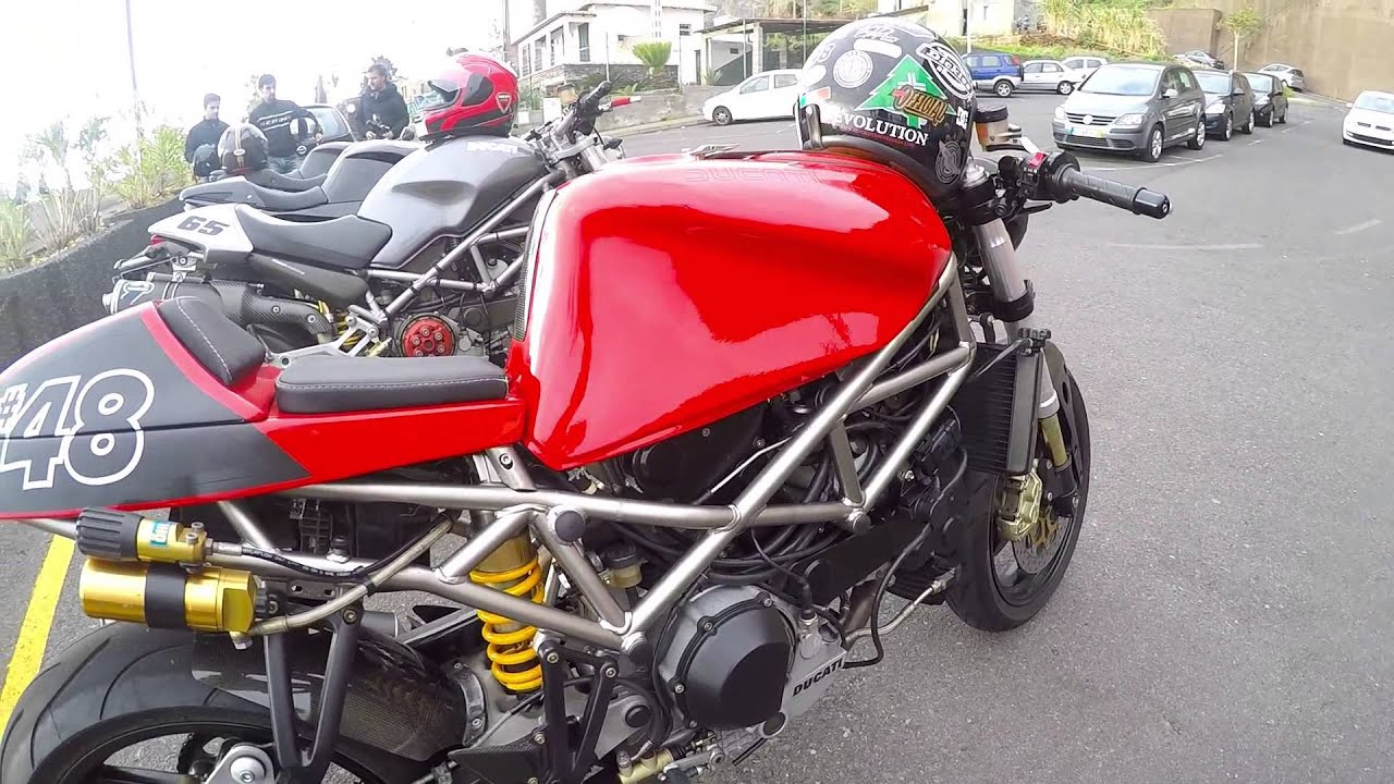 Triumph Speed Triple and Ducati´s - YouTube