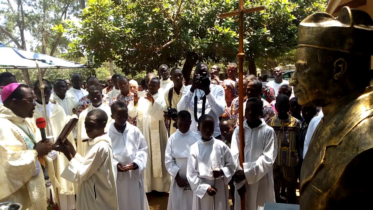 Don Rinaldi gbodjomé Togo - YouTube