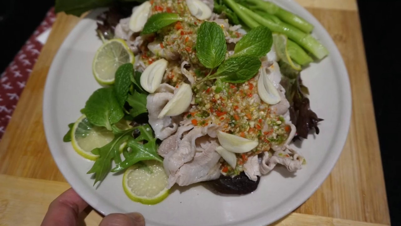 Moo manao หมูมะนาว - YouTube