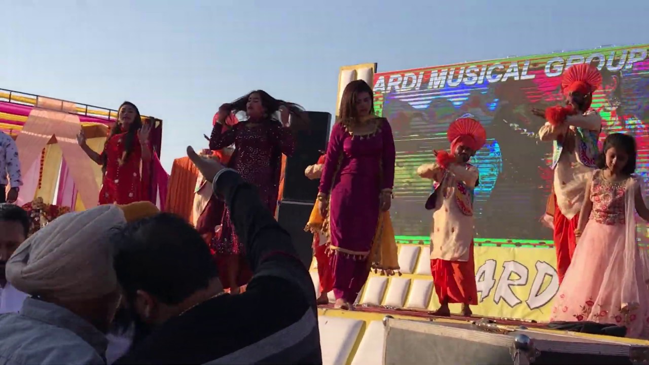 Punjabi Wedding Dancer Girls On Stage - YouTube