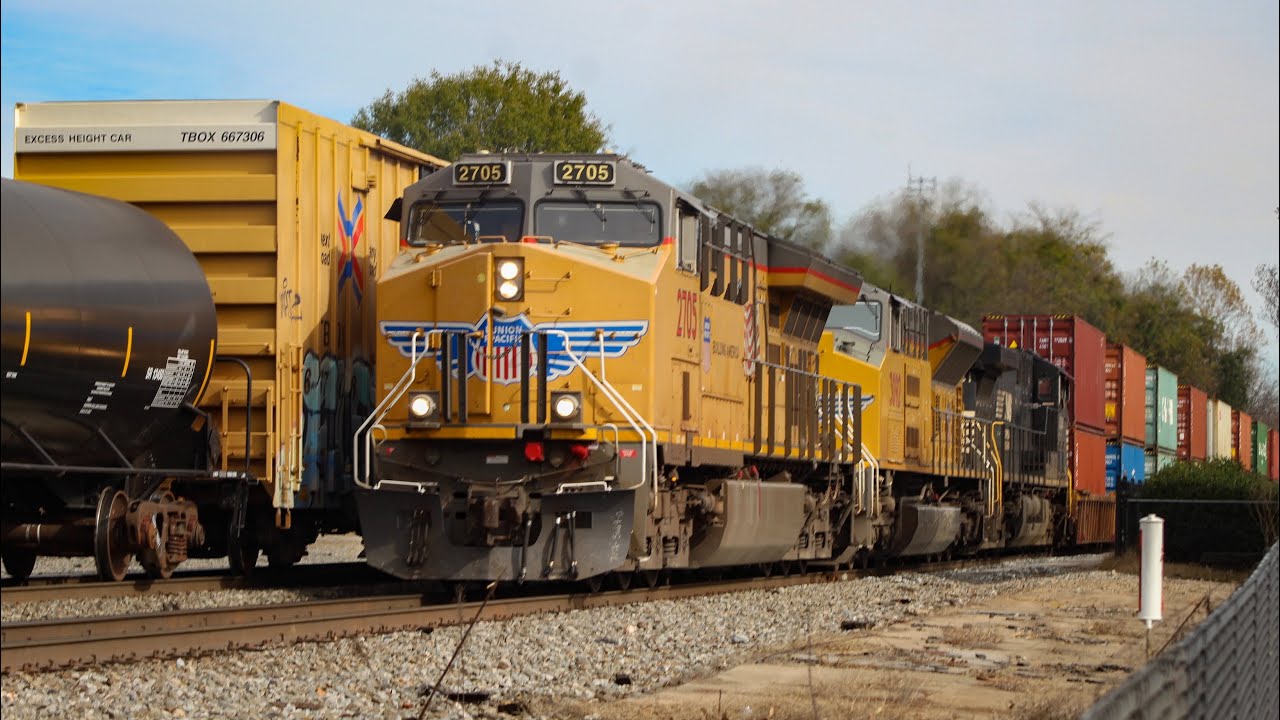 Some trains by Spartanburg,UP tier 4 ace quiet engine sound - YouTube