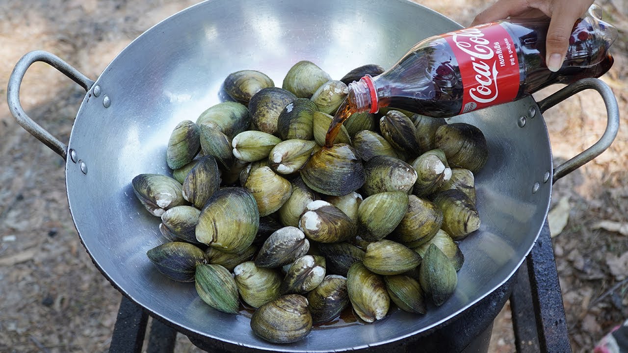 Delicious Fried Mud Clam with Coca Cola / Kdeb Cooking - YouTube