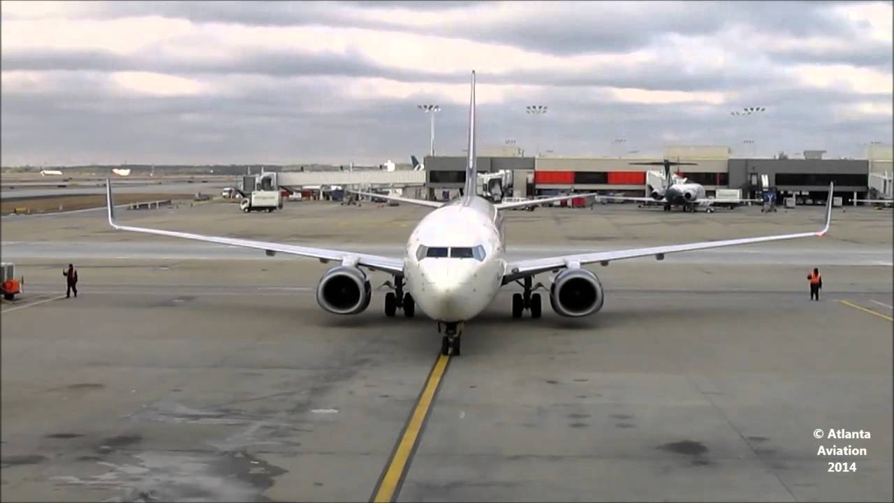 Delta 737-800 Taxiing to Gate E4 at ATL (HD) - YouTube
