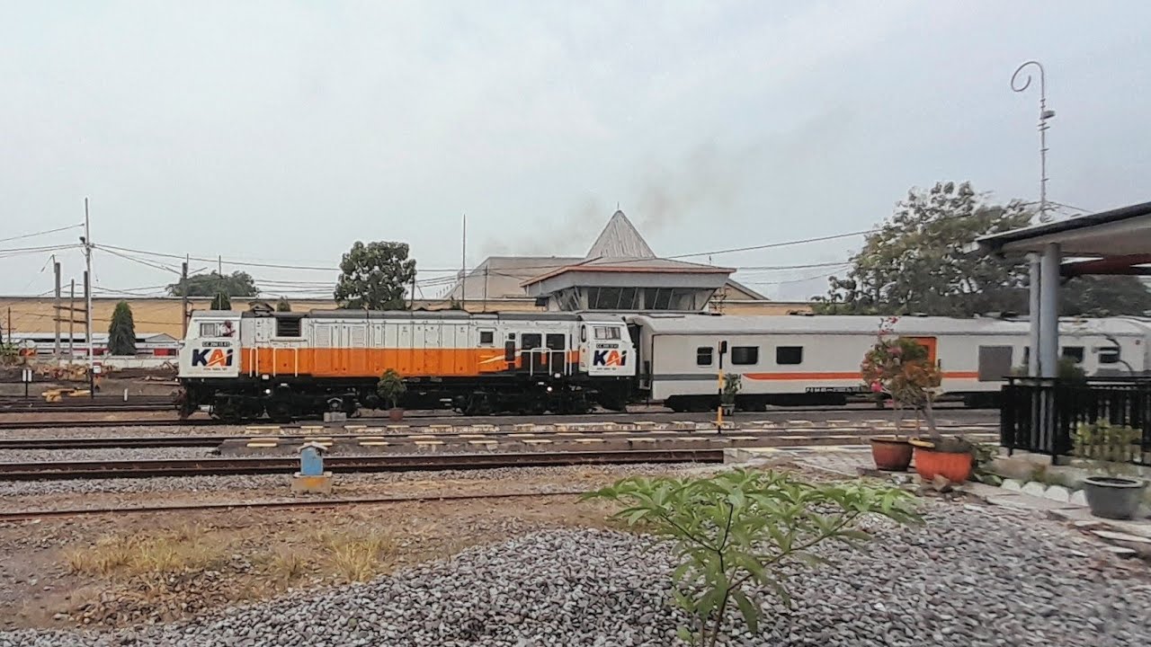 Kereta Api Jayakarta Rangkaian Panjang Berangkat Stasiun Madiun - YouTube