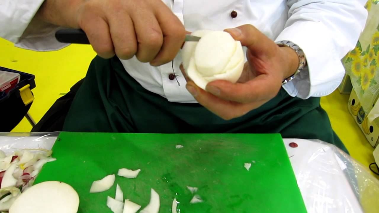 Intaglio a rosa da una rapa bianca - YouTube